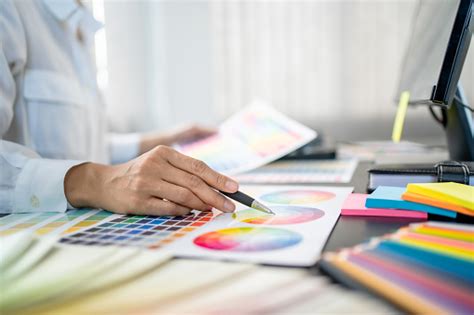 그래픽 태블릿을 사용한 그래픽 디자인 그리기 창조적 인 로고 디자인 브랜드 디자이너 스케치 컬러 견본 샘플 개념에 대한 스톡 사진 및 기타 이미지 Istock