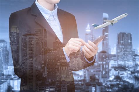 스마트 비즈니스 여자의 이중 노출 스마트폰을 사용 하 여 스마트 시티 보기와 항공권 예약 예약하기에 대한 스톡 사진 및 기타 이미지 예약하기 인터넷 항공우주 산업