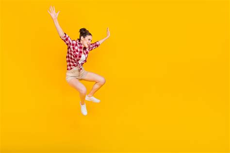 기뻐하는 쾌활한 소녀의 전체 길이 사진은 노란색 배경에 고립 된 자유 시간 점프 여행을 즐깁니다 20 24세에 대한 스톡 사진 및 기타 이미지 Istock