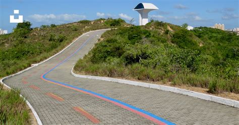 낮에는 푸른 하늘 아래 푸른 잔디밭 사이의 회색 콘크리트 도로 사진 Unsplash의 무료 출생 이미지