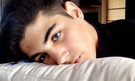 Selfies Of Aarav Bhatia Shows His Favourite Selfie Pose