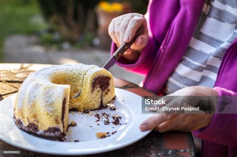 피크닉 테이블에 번트 케이크의 조각을 절단 하는 수석 여자 음식에 대한 스톡 사진 및 기타 이미지 음식 체코 부활제 Istock