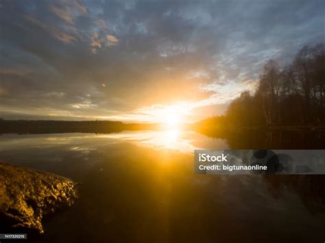 물 표면 일몰 하늘 배경의 전망 호수 위로 저녁 하늘 구름이있는 극적인 금빛 일몰 하늘 맑은 물 질감 풍경화 물 반사 공중 뷰에 대한 스톡 사진 및 기타 이미지 Istock