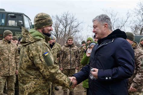 Порошенко на східному фронті повідомив що готує законопроєкт для повернення військового ПДФО
