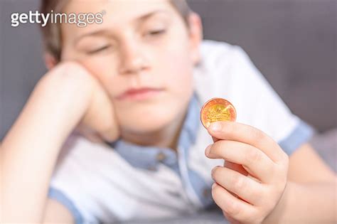 Little Boy Holding A Metal Coin In His Hand 이미지 957510426 게티이미지뱅크