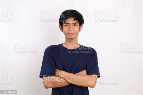 카메라를 바라보며 접힌 손으로 서 있는 아시아 청년 흰색 배경에 고립 25 29세에 대한 스톡 사진 및 기타 이미지 25 29세 감정 개념 Istock