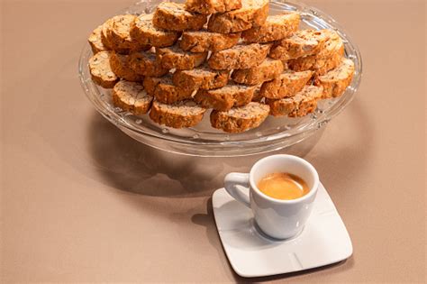 에스프레소 커피와 칸투치 비스킷 한 잔 전통적인 이탈리아 아몬드 쿠키 갈색에 대한 스톡 사진 및 기타 이미지 갈색 건조한 달콤한 음식 Istock