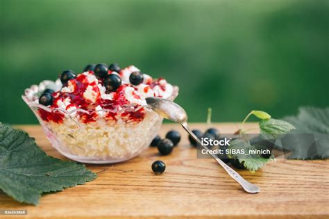 코 티 지 치즈와 신선한 블랙 커 런 트 베리 잼 우유 한 잔과의 슬라이스 갓 밝은 나무 배경에 빵 구운 음식 사진 개념입니다