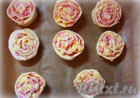 Слойки с ветчиной и сыром: 8 фото в рецепте