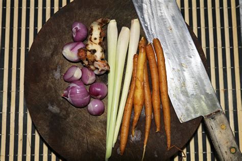 재료 레드 카레 페이스트 흰 그릇에 마늘 샬롯 레몬그라스 말린 고추 카피르 라임 잎을 전통적인 집에서 만든 나무 도마에 담습니다 0명에 대한 스톡 사진 및 기타 이미지