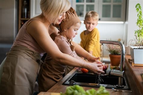 Madre Che Insegna Ai Suoi Figli A Cucinare A Casa Foto Gratis