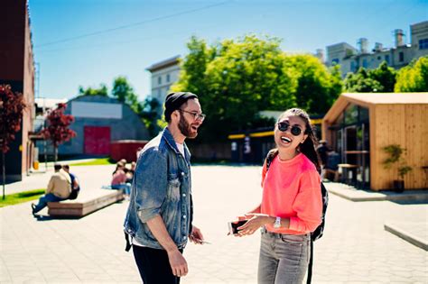 햇볕이 잘 드는 관광 동안 도시를 탐험하는 세련된 안경을 쓴 이빨 남녀 관광객 도시 거리를 산책하고 여행 경험 중에 웃는 20 세의 젊은 힙 스터 남자들 안경에 대한 스톡