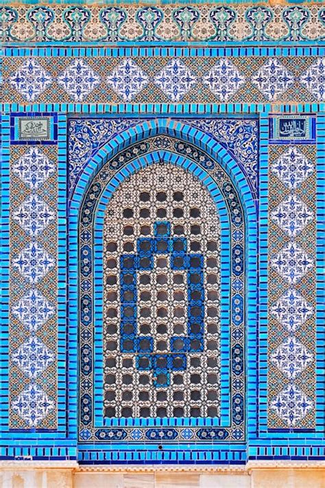 Odrzucaj Tradycyjne 건물 건물 외관 건축 고대의 기하학적 설계 다채로운 당초 랜드마크 모자이크 문화 유산 문화적 중요성 복잡한 성지