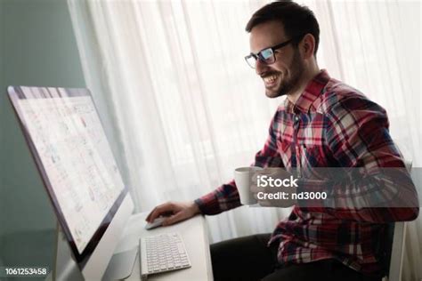 컴퓨터에 프로젝트에서 작업 하는 젊은 잘생긴 디자이너 가정 생활에 대한 스톡 사진 및 기타 이미지 가정 생활 남성 남자 Istock