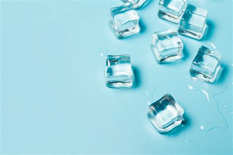 파란색 배경에 물이있는 얼음 조각 음료에 대한 얼음 개념 배너 플랫 레이 상단 보기 0명에 대한 스톡 사진 및 기타 이미지 0명 결정체 고체 Istock