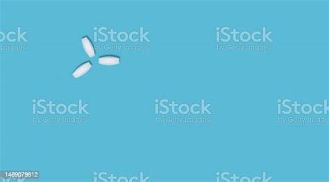 3 개의 둥근 흰색 알약 파란색 배경에 비타민 평평한 누워 텍스트를위한 장소 의약품 건강 관리 면역의 개념 0명에 대한 스톡 사진 및 기타 이미지 Istock