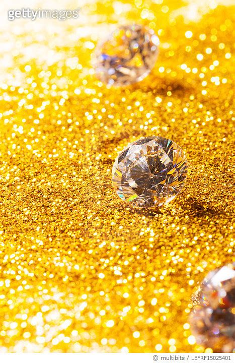 Lefrf15025401 게티이미지코리아 반짝이는 골드 백그라운드 위의 보석 Royalty Free 이미지