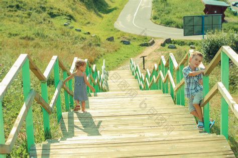 弟弟和妹妹很开心图片 包图网企业站