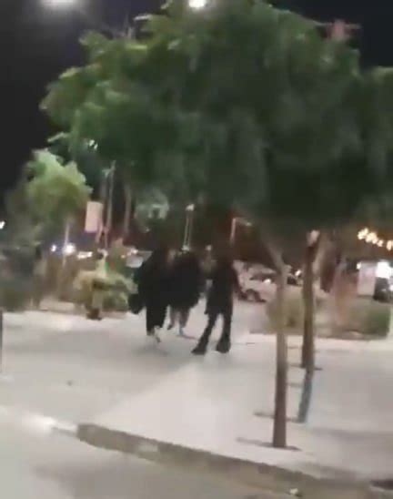 بالاترین دو دختر جوان شجاعانه یک مرد بسیجی را فراری دادند ویدئو