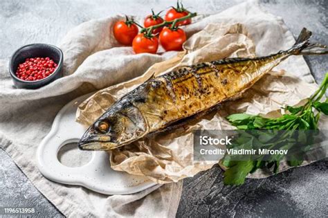 파슬리와 체리 토마토를 곁들인 훈제 고등어 회색 배경입니다 맨 위 보기 갈색에 대한 스톡 사진 및 기타 이미지 갈색 건강한