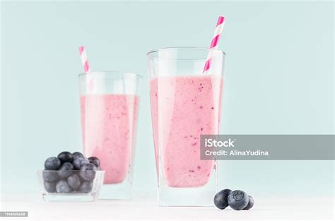 분홍색 스무디 그릇에 블루베리 흰색 나무 테이블에 유리 근접 촬영 줄무늬 빨 대와 파스텔 블루 벽 복사 공간 스무디에 대한 스톡 사진 및 기타 이미지 Istock