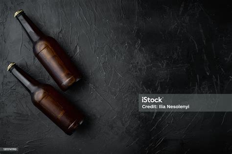 맥주 병 검은 돌 배경에 상단 보기 평면 누워 텍스트 복사 공간 0명에 대한 스톡 사진 및 기타 이미지 0명 Ale 가득 찬 Istock