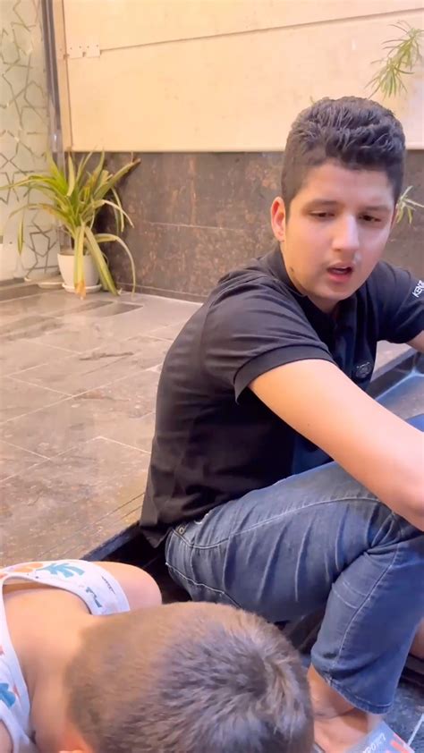 طفل صغر يبكي من شدت الجوع ولم يكفي هذا سرق الاخ الاكبر الخبز من اخوه