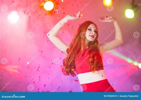 Bella Ragazza Dai Capelli Rossi In Un Dancing Del Night Club Fotografia Stock Immagine Di