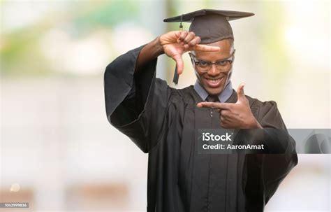 젊은 미소 행복 한 얼굴로 손가락과 손으로 만드는 프레임 격리 된 배경 위에 아프리카계 미국인 남자를 졸업 했다 창의력과 사진 개념입니다 개념에 대한 스톡 사진 및 기타