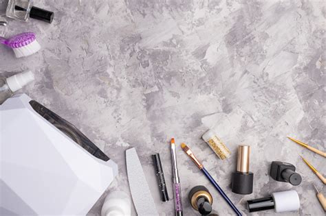 네일 케어 콘크리트 질감에 분홍색 부드러운 매니큐어에 의해 그려진 손톱을 만드는 아름다운 여성 손 0명에 대한 스톡 사진 및 기타 이미지 Istock