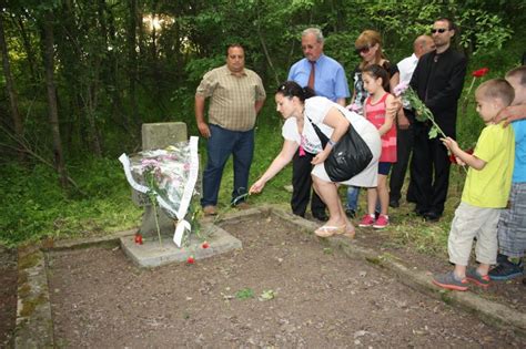 ПП ГЕРБ Сливен Кандидати от ГЕРБ Сливен почетоха паметта на Стоил войвода