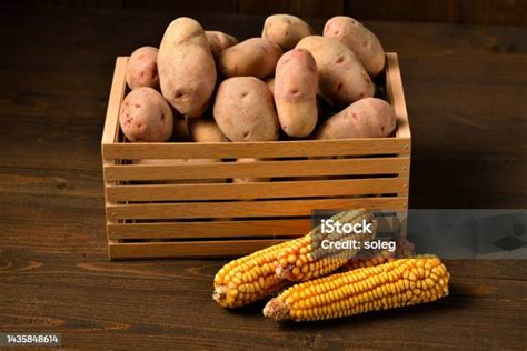 어두운 나무 배경에 감자와 옥수수 속대로 가득한 나무 상자 0명에 대한 스톡 사진 및 기타 이미지 0명 갈색 건강한 식생활 Istock