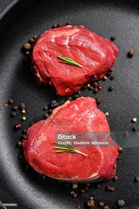 프라이팬에 생 필레 미뇽 스테이크 쇠고기 안심 검은 색 배경입니다 맨 위 보기 검은색에 대한 스톡 사진 및 기타 이미지 검은색 고기 고추류 Istock