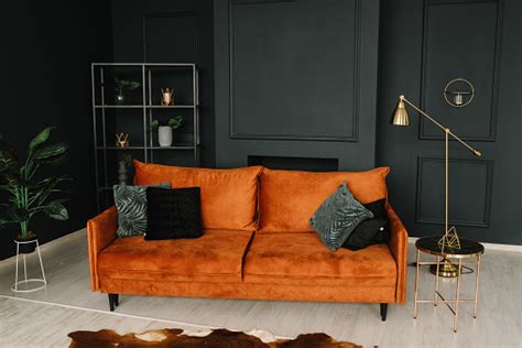 거실 복사 공간 검은 벽 주황색 편안한 소파 사이드 테이블이 있는 아파트 거실의 인테리어 디자인 호화로운 시골집의 미니멀한 가정 장식 템플렛 부동산 임대료 0명에 대한 스톡