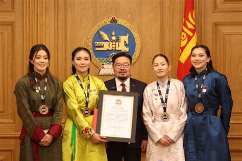 Шигшээ багийн охидод Ерөнхий сайдын нэрэмжит шагнал болох 500 сая төгрөгийг гардуулан өглөө