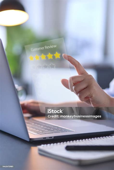 Photo Libre De Droit De Femme Utilisant Un Ordinateur Portable Avec Superposition Graphique Pour