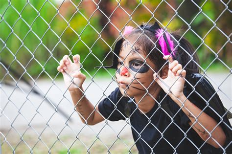 할로윈 의상과 메이크업을 들고 강철 메쉬를 입고 귀여운 아시아 아이 소녀 10월에 대한 스톡 사진 및 기타 이미지 10월 가을 강철 Istock