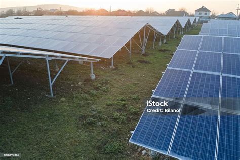 청정 생태 전기 에너지를 생산하기위한 태양 광 발전 패널의 행과 대형 지속 가능한 전기 발전소의 공중 보기 제로 배출 개념재생 전기 개발에 대한 스톡 사진 및 기타 이미지
