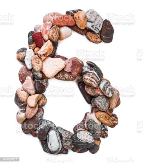 그림은 흰색의 고립 된 배경에 부드러운 돌로 배치되어 있습니다 강 돌의 클로즈업 선택적 초점 0명에 대한 스톡 사진 및 기타 이미지 Istock