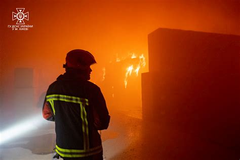 У Києві після обстрілів загасили масштабну пожежу ФОТО ВІДЕО Читайте на Ukr Net