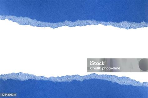 흰색 배경에 고립 된 파란색 종이 조각 종이 조각 찢어진 가장자리 립 시트 종이 눈물 복사 공간 프레임 배너 가장자리에 대한