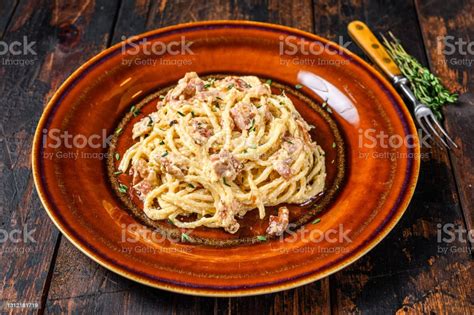 베이컨 하드 파마산 치즈와 크림 소스를 곁들인 이탈리안 스파게티 카르보나라 파스타 어두운 나무 배경 맨 위 보기 건강한 식생활에 대한 스톡 사진 및 기타 이미지 Istock