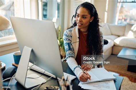 집에서 온라인 수업 중에 메모를 하는 행복한 흑인 여학생 여자에 대한 스톡 사진 및 기타 이미지 여자 한 명의 여자만 아프리카 민족 Istock