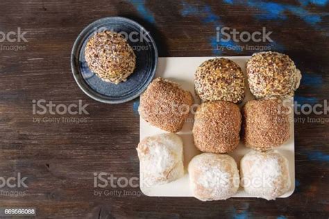 신선한 수 제 빵 밀에서 어두운 배경입니다 나무 트레이입니다 최고의 볼 수 있습니다 공간에 복사 합니다 선택적 초점입니다 건강 한 다이어트 또는 식이 영양의 개념 0명에