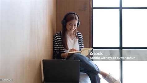 어린 학생들은 컴퓨터를 사용하여 온라인으로 공부합니다 온라인 교육 및 학습 아시아 여성은 책상에 앉아 창의적인 일을하는 동안 노트북 기술을 사용합니다 재택근무 개념 대학생에