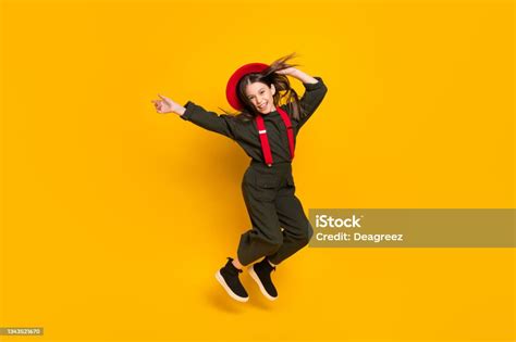 전체 길이의 몸 크기 사진 점프 소녀 행복 착용 전체 서스펜더 고립 선명한 노란색 색상 배경 아이에 대한 스톡 사진 및 기타 이미지 Istock
