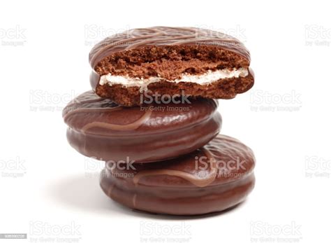 흰색 배경에 고립 된 초콜릿 설탕 프로 스 팅과 노란 케이크 0명에 대한 스톡 사진 및 기타 이미지 0명 단일 객체 달콤한 음식 Istock