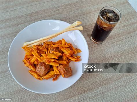 파스타 펜네 소고기 미트볼 아라비아타 소스 및 추가 막대기를 곁들인 소고기 Arrabiata 히그볼 잔에 얼음을 넣은 콜라 소다