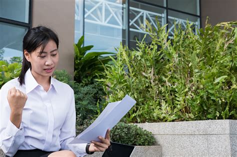 외부 사무실 건물을 앉아 금융 그래프와 사업가입니다 젊은 아시아 여자 야외 투자 차트 분석 여성 성인 비즈니스 영역에서 데이터를