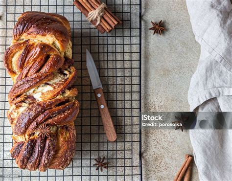 검은 금속 그릴에 계피 바브카 또는 소용돌이 브리오슈 빵 계피 롤 빵 유럽 부활절 달콤한 빵 아침 식사로 수제 페이스트리 계피에 대한 스톡 사진 및 기타 이미지 Istock